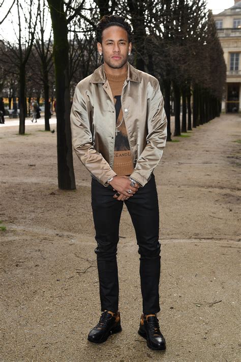 Neymar Jr Exibe Lado Fashionista E Assiste Ao Desfile Da Louis Vuitton