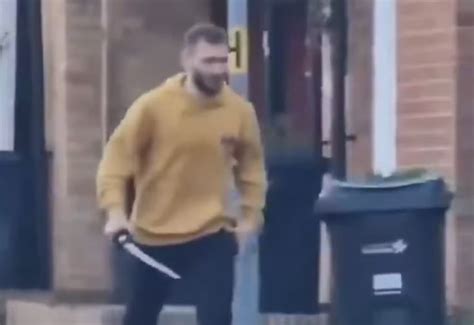 Homem Que Matou Jovem Com Espada Em Londres Tem Nacionalidade Brasileira