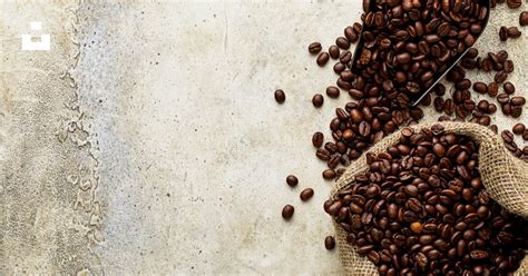 커피 원두 자루 옆에 커피 원두로 가득 찬 스쿱 사진 Unsplash의 무료 커피 이미지