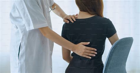 물리 치료사는 클리닉에서 허리 통증이있는 환자를 돌 봅니다 사진 Unsplash의 근육통 이미지