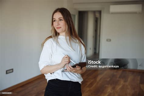 개조 중인 집에서 태블릿을 사용하여 서 있는 여성 건축가 건설 산업에 대한 스톡 사진 및 기타 이미지 건설 산업 건설 현장 건설업자 Istock