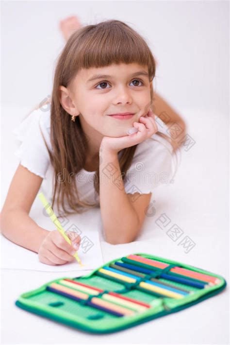 小女孩正在用铅笔画画 包图企业站