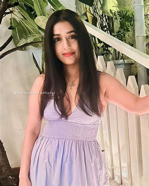 Meera Jasmine Spicy Cleavage Exposed In Low Neck Outit Glamsundari In