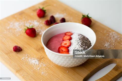 건강한 비건 트렌디한 아침 식사 냉동 바나나 라즈베리 딸기 코코넛 밀크로 만든 마젠타 핑크 베리 스무디 보울 코코넛 플레이크