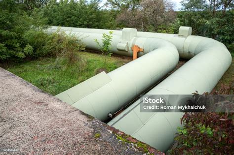 발전소에서 장거리 파이프 라인까지의 열 유럽에서 스트리밍합니다 커브 튜브 파이프를 통한 석유 및 가스 분배 가솔린에 대한 스톡 사진 및 기타 이미지 Istock