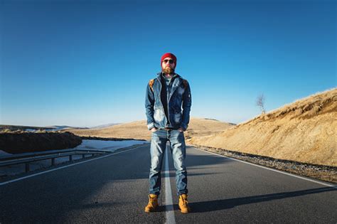 선글라스는 빈티지 배낭에 세련 된 수염된 Hipster 화창한 날에 국가로 아스팔트에 서 있다 히 치 하이킹 하이킹의 개념 가방에 대한 스톡 사진 및 기타 이미지 Istock