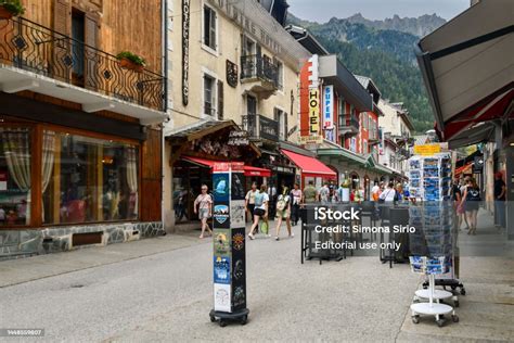 여름에는 선물 가게와 관광객이 있는 알프스 마을의 거리 전망 샤모니 오트 사부아 프랑스 관광에 대한 스톡 사진 및 기타 이미지 Istock