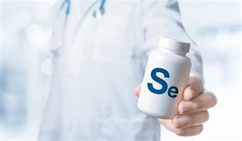 Premium Photo Se Selenium Supplements For Human Health Doctor Hold Se Selenium Bottle Doctor