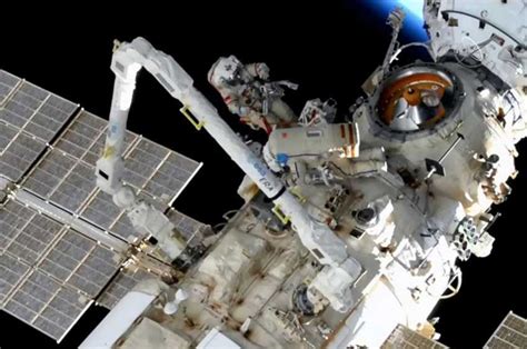 2 Kosmonot Rusia Sukses Pasang Lengan Robot Buatan Eropa Di Iss