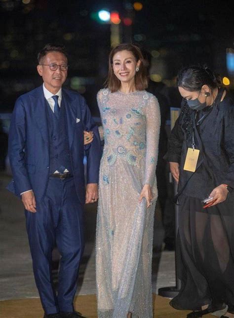 港媒太实在了，直接放出李嘉欣的生图，这才是真实的51岁年岁五官皮肤