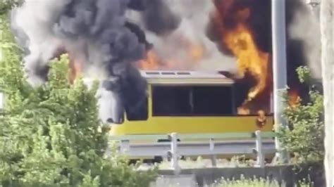 주차 브레이크 채운 채 주행통근 버스 전소