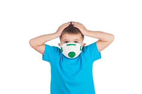 백색 배경에 고립 된 오염 된 공기로부터 보호하는 방진 마스크를 착용한 5 세의 어린 소년 4 5세에 대한 스톡 사진 및 기타 이미지 4 5세 6 7 살 건강관리와