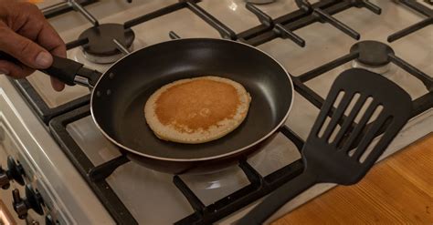 가스 난로 가스 레인지 가스 버너 가정 생활 가정 요리 가정용 부엌 가정의 간단한 식사 뒤집는 러스틱 목조 카운터 소박한 부엌 손 식사 식사 준비