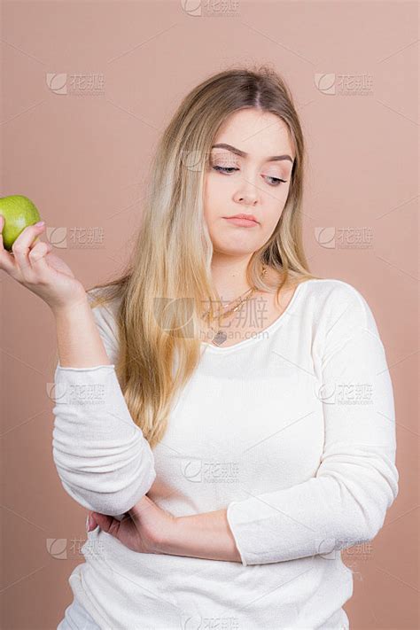 有苹果的女孩享受健康的食物