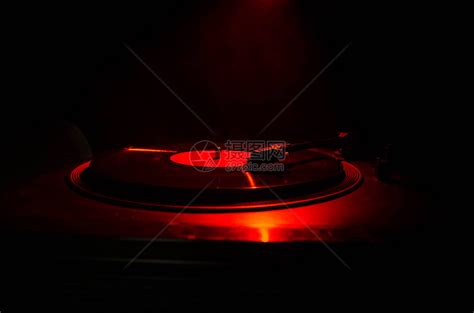 转盘黑胶唱片机唱片骑师的复古音频设备dj混合和播放音乐的声音技术黑胶唱片在燃烧的火高清图片下载 正版图片505027839 摄图网