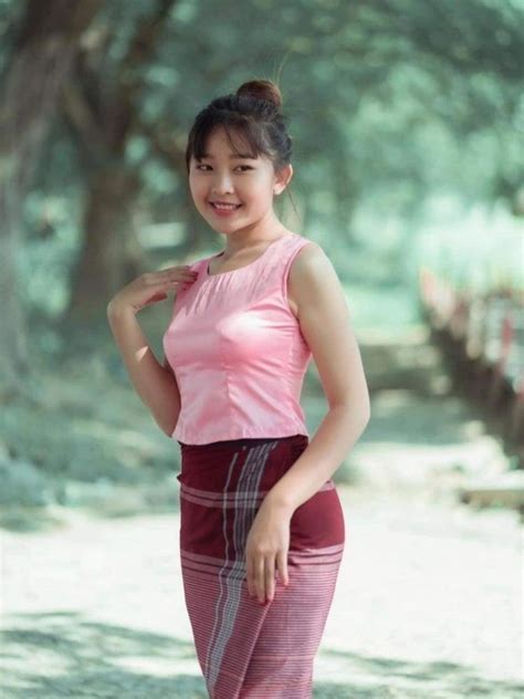 အချစ်စာပေ မိန်းမကလဲ တစ်အားအားနဲ့ သူ့ကိုယ်လုံးလေးက လှုပ်နေတာတော့မြင်နေရတယ် ကျနော်လဲကြိတ်မနိုင