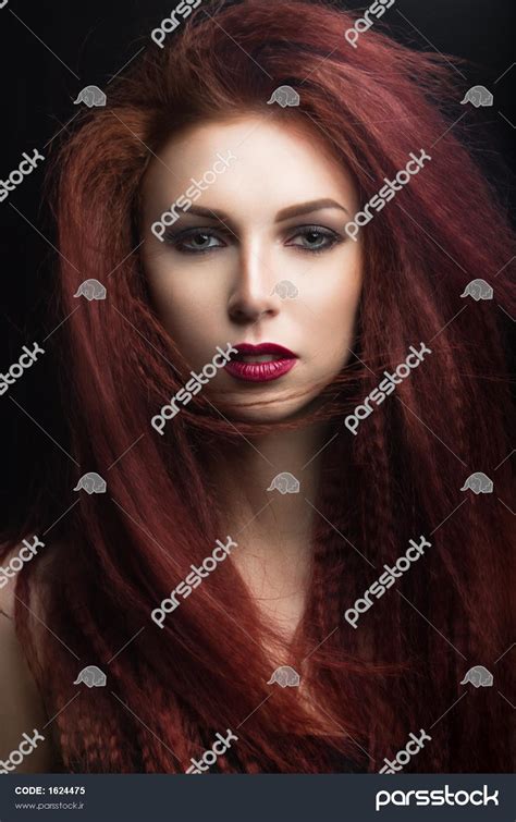 دختر زیبا با آرایش طلایی و لب های شرابی با باد در مو 1624475