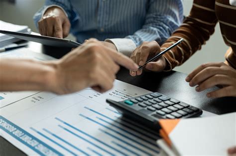 젊은 사람들과의 스타트업 성공 창의적인 팀 브레인스토밍 비즈니스 동료의 협업 또는 공동 작업자의 팀워크 아이디어 원격 사진 Fashion Show에 대한 스톡 사진 및 기타