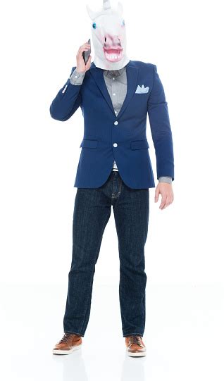 흰색 배경 앞에 서있는 백인 남성은 마스크를 착용 위장및 휴대 전화를 사용하여 18 19세에 대한 스톡 사진 및 기타 이미지 18 19세 기이함 남성 Istock