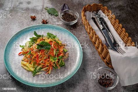 레스토랑 메뉴에서 요리를 제공합니다 야채와 쇠고기 토마토 회색 돌 테이블에 파란색 접시에 강판 당근 맛있는 전채의 신선한 샐러드 고기에 대한 스톡 사진 및 기타 이미지