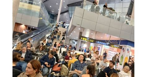 Българи са блокирани на летището във Валенсия след наводненията Видео снимки