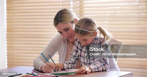 엄마 소녀 아파트에서 색연필 종이 미소를 지으며 예술 학습 및 창의성을 돕습니다 사람들 어머니와 딸의 교육 그림 그리기 가정에서의 발달에 만족 2명에 대한 스톡 사진 및