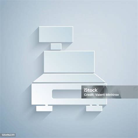 회색 배경에 격리 된 체크 아이콘이있는 용지 절단 금전 등록기 기계 계산원 기호 캐쉬박스 기호입니다 종이 아트 스타일 벡터 일러스트레이션 영수증에 대한 스톡 벡터 아트 및