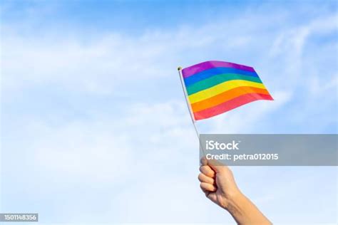 Lgbtq 무지개 게이 깃발이 맑고 푸른 하늘 공간을 배경으로 손을 흔드는 모습 6월에 대한 스톡 사진 및 기타 이미지 6월 Lgbt 프라이드의 달 개념 Istock