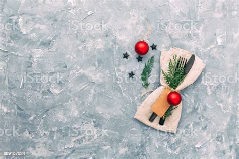 크리스마스 테이블 설정입니다 냅킨 포크 및 칼 장식입니다 보기 상위 공간을 복사 합니다 축제 휴일 배경 0명에 대한 스톡 사진 및 기타 이미지 Istock