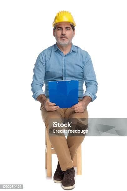 클립 보드를 들고 건설 헬멧을 착용 하는 스마트 캐주얼 남자 40 49세에 대한 스톡 사진 및 기타 이미지 40 49세 결심 긍정적인 감정 표현 Istock