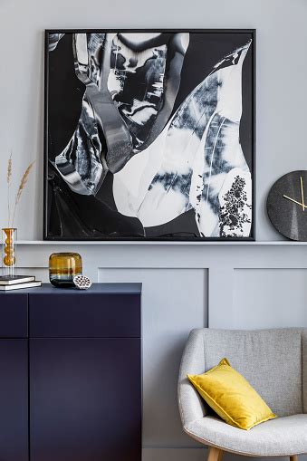 세련된 네이비 블루 Commode 회색 안락 의자 베개 검은 시계 말린 꽃 현대 회화 장식 및 가정 장식우아한 액세서리와 거실의 인테리어 디자인 0명에 대한 스톡 사진 및