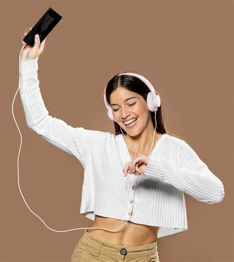 Mulher No Est Dio Usando Fones De Ouvido Foto Gr Tis