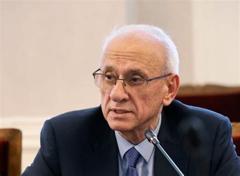 Министър Силви Кирилов не подкрепя идеята за по кратко обучение на медсестрите