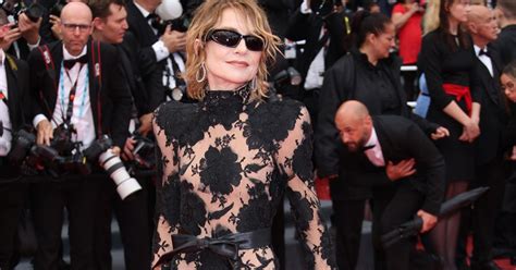 Dentelle Et Lunettes Noires L Arriv E Remarqu E D Isabelle Huppert Sur Le Tapis Rouge De