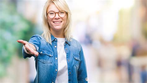 젊은 아름 다운 금발 여자 인사와 환영으로 제공 하는 친절 한 악수를 웃 고 고립 된 배경 위에 안경 착용 성공적인 사업입니다 금발 머리에 대한 스톡 사진 및 기타 이미지