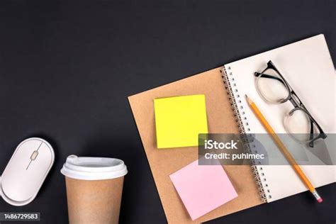 평면도 메모장 일회용 컵 마우스 및 종이 스티커가 있는 작업장 0명에 대한 스톡 사진 및 기타 이미지 0명 갈색 공란 Istock