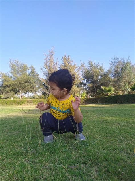 Niños jugando en el parque imagen de archivo Imagen de parque