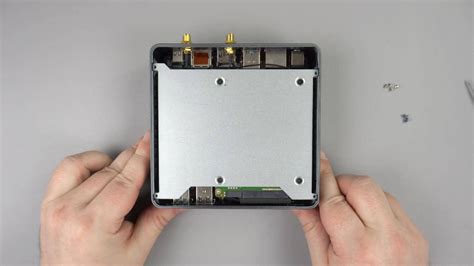 Fastg R De Fire Medf Lgende S Lvskruer Til Hj Rnefligene For At Holde Metalpladen Fast