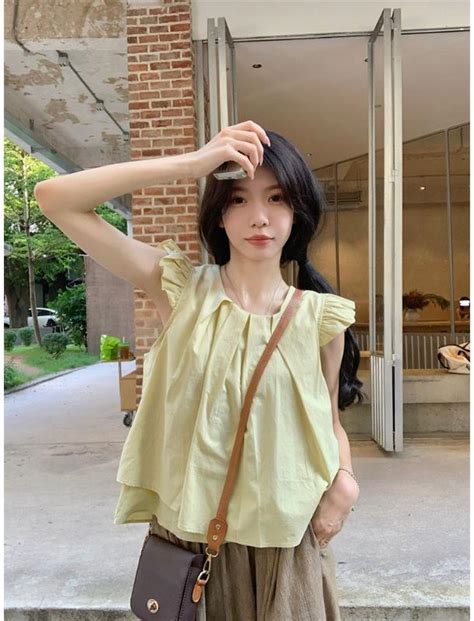 베이지하루 민소매 여름 여성 블라우스 티셔츠 탑 상의 이너 셔링 주름 프릴 라운드넥 슬리브리스 나시 루즈핏 화이트 30대 40대 여자 레이디 봄 바캉스룩 리조트룩 여행 비치