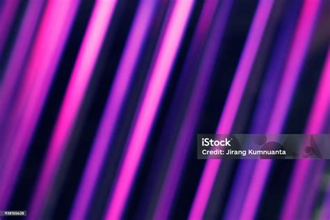 텍스처 배경 배경 또는 벽지 보라색 자주색 또는 마젠타 색상에 빛나는 밝은 대각선 스트레이트 라인 아트의 추상 흐린된 샷 0명에 대한 스톡 사진 및 기타 이미지 Istock