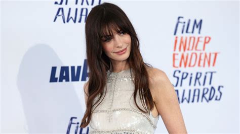 Защо Ан Хатауей е трябвало да се целува с 10 мъже Днес