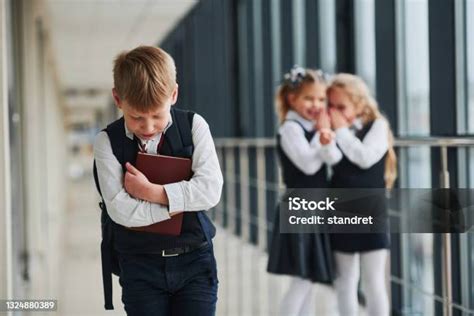 어린 소년은 괴롭힘을 당합니다 괴롭힘의 개념 복도에서 함께 유니폼을 입은 학교 아이들 3 명에 대한 스톡 사진 및 기타 이미지 3 명 6 7 살 8 9 살 Istock