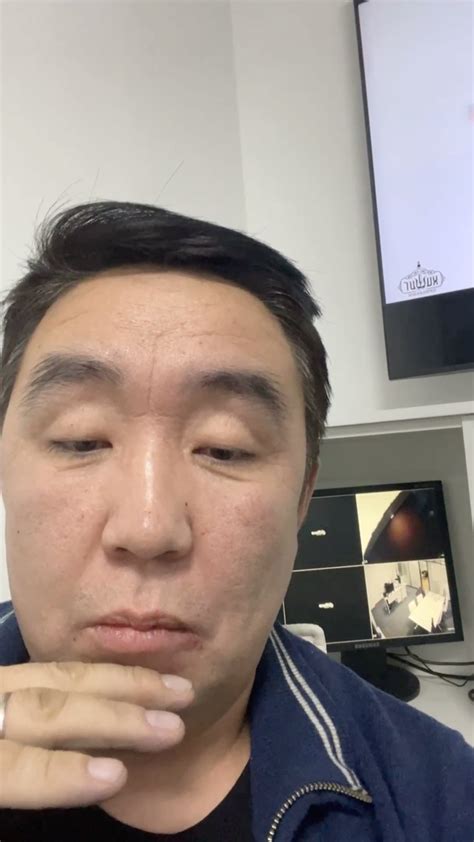 Шударга тэмцэгч Мөнх Эрдэнэ маш их айсан байдалтай лайв хийлээ Түүний ажил дээр цагдаа ирсэн