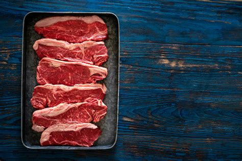 뉴욕 스트립 스테이크도 뼈없는 톱 허리 스테이크 생 쇠고기 고기에 연달아 건조한 숙성 쇠고기 0명에 대한 스톡 사진 및 기타 이미지 Istock