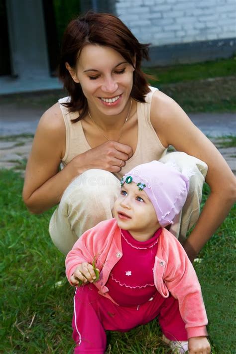 Descendant Avec Sa Maman Image Stock Image Du Femelles