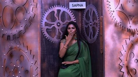 Bigg Boss 11 Weekend Ka Vaar Sapna Choudhary Evicted Television News Zee News