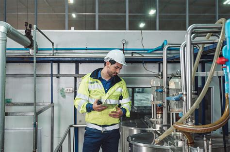 화학 공장 생산 라인에서 태블릿 검사 및 제어 보일러 탱크 및 액체 파이프라인을 가진 제복을 입은 백인 기술자 엔지니어 남자 석유에 대한 스톡 사진 및 기타 이미지 Istock