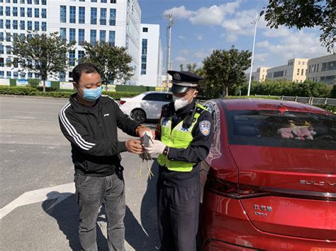 白鹭“折翼”倒路边 警民携手助脱困受伤保护国家