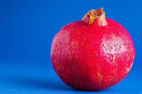 잘 익은 석류와 파란색 배경에 텍스트를 위한 공간 전체 석류 0명에 대한 스톡 사진 및 기타 이미지 0명 가득 찬 개체 그룹 Istock
