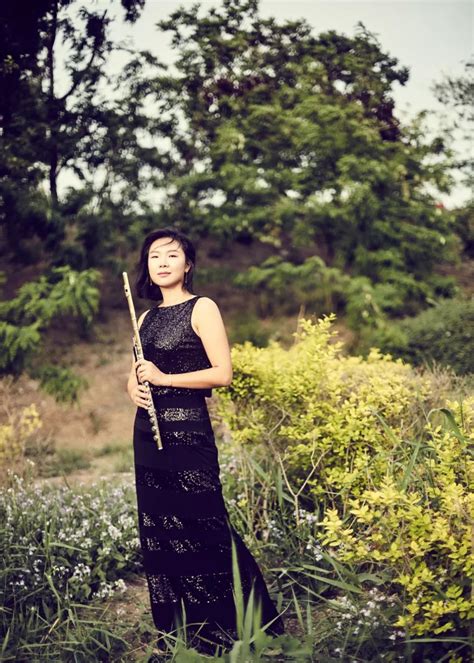 长笛倪一珍 春天 大山谷图库